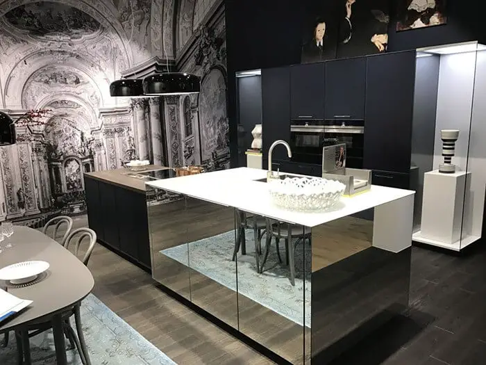 Decorating the kitchen with mirrors